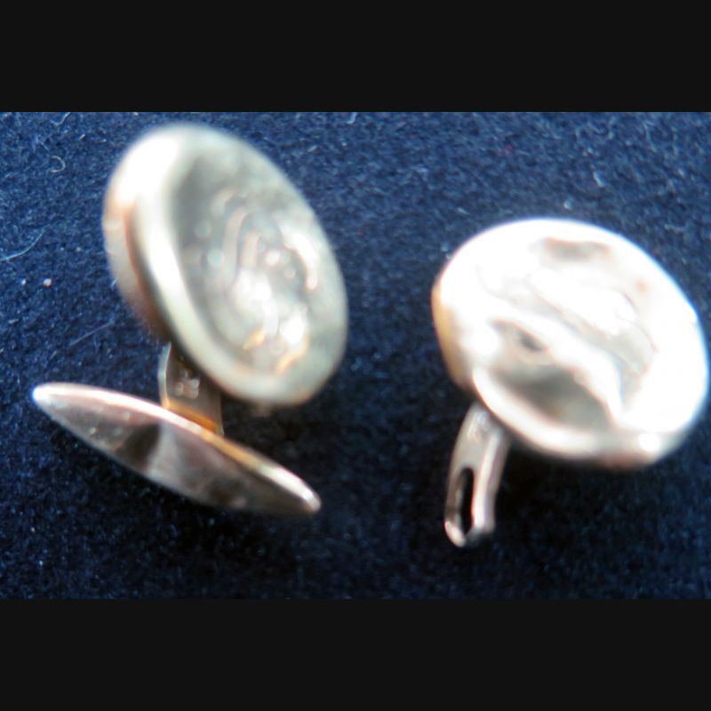 Paire de boutons de manchette en Or 18 K poinçon cloche 750 initiales LK