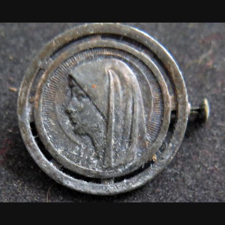Broche argentée de la Vierge Marie avec épingle de type bijoutier