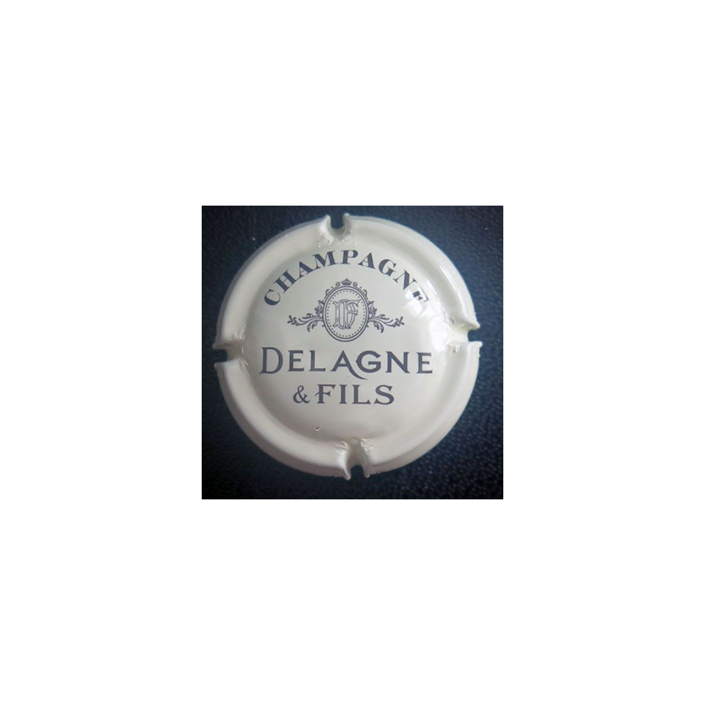 Capsule Muselet champagne Delagne & Fils n°2 crème et noir lettres fines